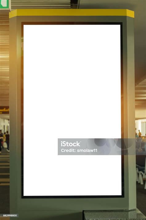 흰색 화면 고객의 텍스트에 대 한 삽입이 모의 빈 터미널 공항에 빌보드 광고 패널 공항 기차역 공공 상업 광고에 제품에서 또는 홍보 문자 위한 공간 0명에 대한 스톡 사진