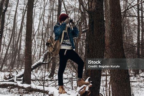 카메라를 들고 눈 덮인 숲에서 사진을 만드는 세련된 힙스터 여행자 텍스트 공간을 가진 방랑자 및 모험 개념 대기 모멘트 겨울에 대한 스톡 사진 및 기타 이미지 Istock