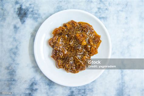 흰색 테이블 배경에 접시에 달콤한 맛있고 맛있는 무화과 잼 또는 무화과 마멀레이드 디저트 다양한 과일 디저트 또는 잼 가을에 대한 스톡 사진 및 기타 이미지 Istock