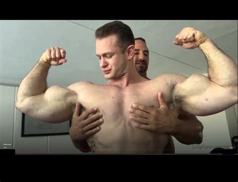 Two Muscle Men Worship Each Others Extreme Bodies 日本語で