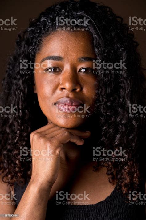 차분한 표정으로 아프리카계 미국인 의 힘을 실어주는 여성의 자른 초상화 인물 사진에 대한 스톡 사진 및 기타 이미지 인물