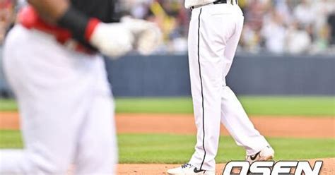 [사진]볼넷 만루 위기 맞은 알칸타라 조선비즈