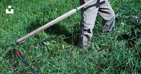 검은 색과 회색 줄무늬 긴 소매 셔츠와 회색 바지를 입은 남자가 회색 금속 막대를 들고 있습니다 사진 Unsplash의 무료 리투아니아 이미지