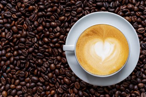 신선한 구운 커피 콩 배경에 커피 거품 에스프레소 의 화이트 컵 향기로운 즐거움 맨 위 보기입니다 베이지에 대한 스톡 사진 및