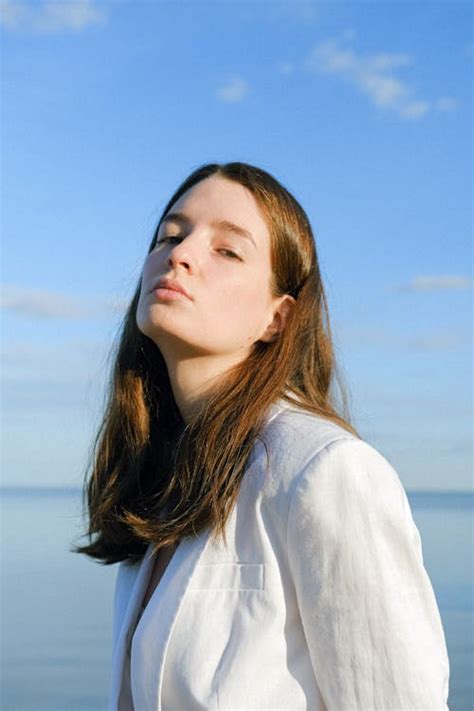 경치 고요한 구름 귀여운 소녀 그림자 눈 다른 곳을 바라보는 다양성 라이프스타일 맑은 하늘 매력적인 머리