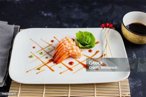 테이블에 와사비와 간장을 곁들인 맛있는 일본 새우의 하이 앵글 샷 튀김에 대한 스톡 사진 및 기타 이미지 튀김 0명 간장 Istock