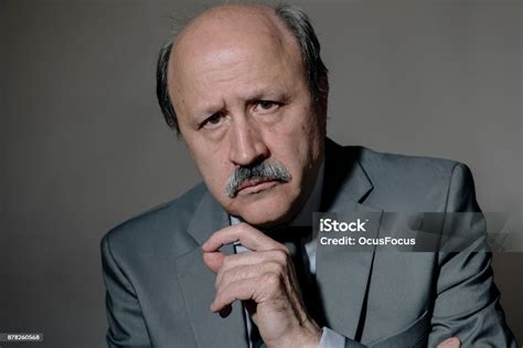 슬픔 얼굴 식에서 어두운 배경에 고립 된 손실 및 사려깊은 입고 넥타이 보고 우울증을 겪고 그의 60 년대에 슬 프 고 우울 수석 성숙한 비즈니스 남자의 초상화 60 69