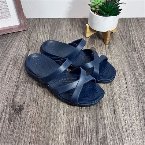 Зустрічайте весну та літо у блискучих Classic Crocs Sandal ця модель поєднує в собі