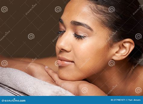 Mulher Olhos Fechados Ou Massagem No Hotel Para Relaxar Para Descansar Ou Bem Estar Fisioterapia