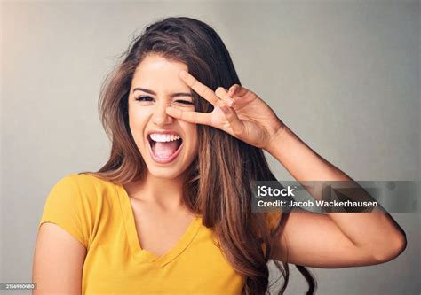 평화의 표시 윙크와 소녀의 초상화 스튜디오와 입으로 행복 미친 미소와 테스트 결과 학생 여성 Z세대 대학 합격의 기쁨 백인 배경 뉴욕 20 24세에 대한 스톡 사진 및 기타