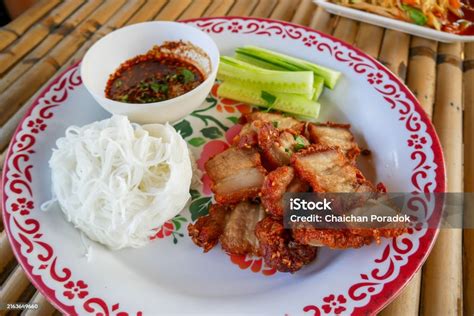 바삭하게 튀긴 돼지 고기 카놈 진 얇게 썬 오이 재우 디핑 소스와 짝을 이루는 태국 음식 매콤하고 새콤한 맛이 나는 디핑 소스입니다 곁들이는 요리에 대한 스톡 사진 및 기타