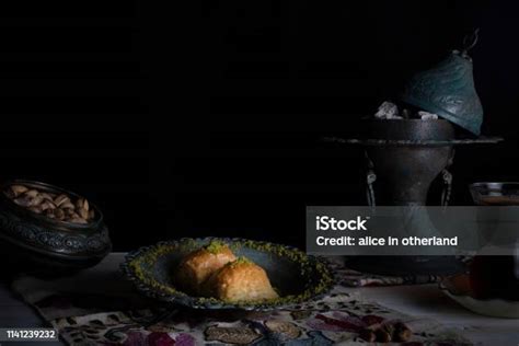 전통 아랍 터키 디저트 피스타치오와 차 터키어 기쁨 어두운 배경 정통 장식 꿀에 대한 스톡 사진 및 기타 이미지 꿀 달콤한 음식 라마단 Istock