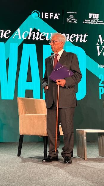 Mario Vargas Llosa Recibió El Premio A La Trayectoria De Fiu En El
