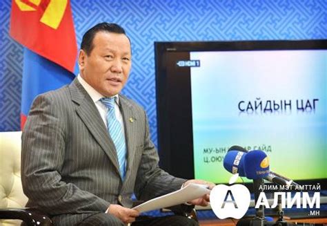 Шадар сайд асан Ц Оюунбаатар 100 мянган маск 5000 ширхэг комбинзон бэлэглэнэ