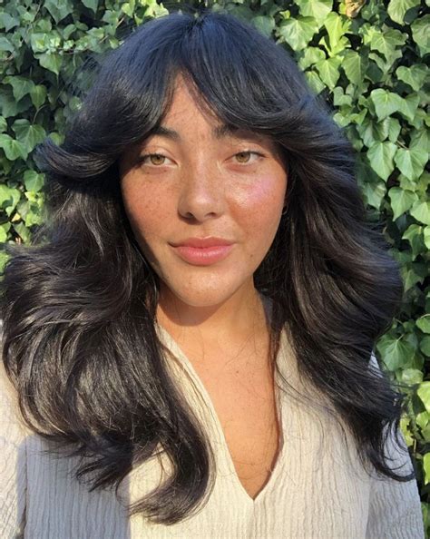 30 Flattering Middle Part Hairstyles For Women