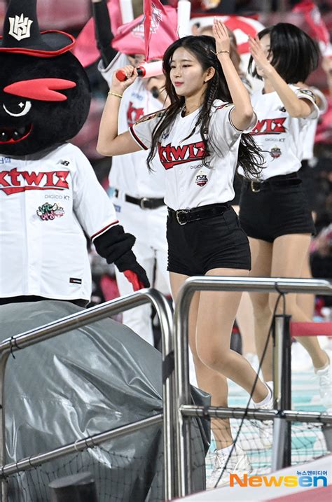 김진아 Kt 치어리더 화사한 응원 [포토엔hd] 뉴스인코리아