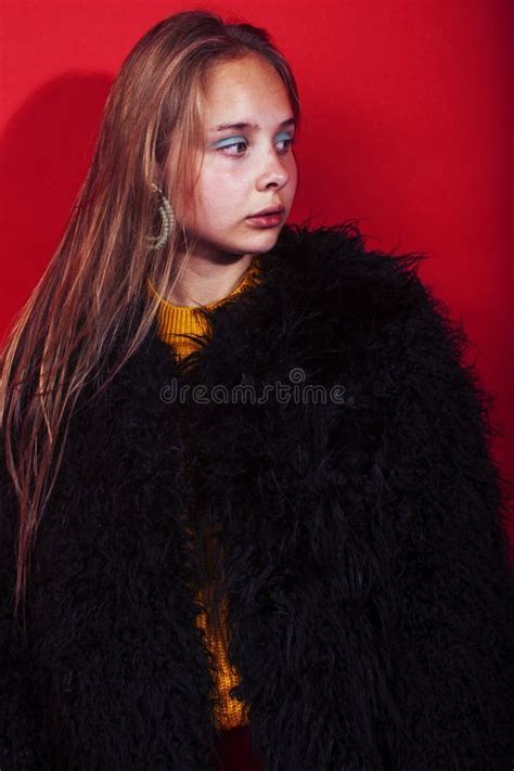 Jovencita Linda Emitonal Posando Adolescente Con Un Brillante Fondo Rojo Feliz Estilo De Vida