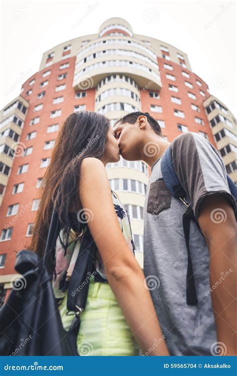 Pares Jovenes En Amor Foto De Archivo Imagen De Beso