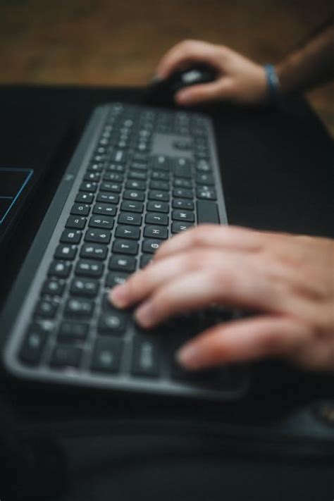 Pc 가젯 기술 기술 장비 디지털 디지털 시대 마우스에 손 얹기 배경을 흐리게 빠른 타이핑 사무실 사무실 기술 생산성 소통 속도 손 손동작 손목