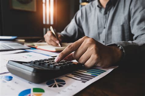 경리 회계 개념 돈을 절약 하기 전에 계획 보고서 예산 모니터링 하 남성 사용 계산기 은퇴 개념에 대한 스톡 사진 및 기타 이미지 Istock