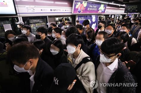 지하철 혼잡때 무정차통과 추진했다가쏟아진 우려에 백지화 나무뉴스