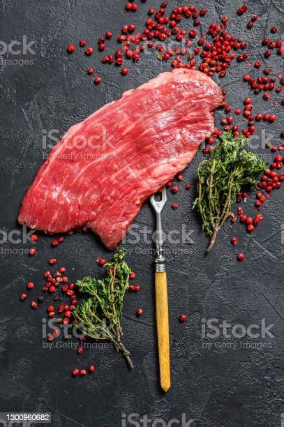 로즈마리와 핑크 소금을 곁들인 생 플랭커 스테이크 신선한 대리석 쇠고기 고기 검은 앵거스 검은 색 배경 위쪽 보기 0명에 대한 스톡 사진 및 기타 이미지 Istock