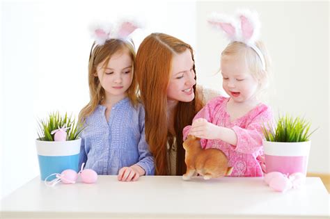 사랑 스러운 어린 소녀와 부활절 날에 토끼 귀를 쓰고 그들의 어머니 3 명에 대한 스톡 사진 및 기타 이미지 3 명 가족 계절 Istock