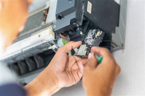 서미스터 점검 기술자 에어컨 시스템 수리공 에어컨 수리 및 유지 보수 기술자 서비스 25 29세에 대한 스톡 사진 및 기타 이미지 25 29세 건설 산업 공기조화