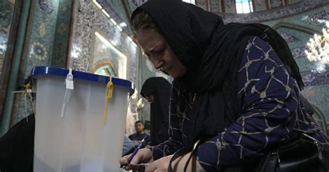 이란 대선 보궐 선거 투표하는 여성 유권자