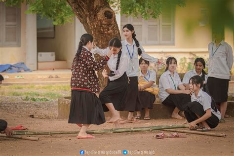 រាំស្អាតណាស់ កូនសិស្សមួយក្រុម នាំគ្នារាំរបាំគោះអង្រែ នៅក្នុងសាលា