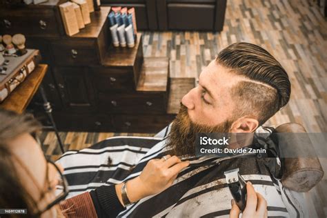 이발소 살롱에서 수염과 머리를 자르는 힙스터 남자 현대 신사 컷을 위해 머리 깎기와 빗을 사용하는 미용사 여자 이발소 개념 고전 양식에 대한 스톡 사진 및 기타 이미지