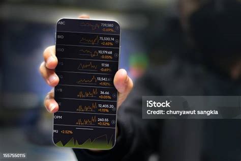 투자 전화 응용 프로그램 상인 투자자 뮤추얼 펀드 주식 시장 및 디지털 자산 사업가는 재무 데이터 외환 거래 차트 기술 금융