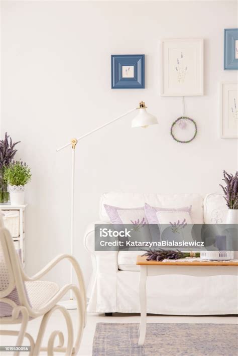 포스터와 나무 테이블 거실 인테리어에 흰색 긴의 자에 방석 실제 사진 0명에 대한 스톡 사진 및 기타 이미지 0명 가구