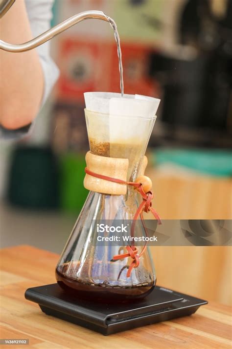 식품 무게 척도에 붓는 스타일의 유리 커피 메이커에 물을 붓는 수직 샷 규모에 대한 스톡 사진 및 기타 이미지 규모 깔때기 따르기 Istock