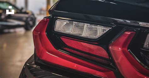 차고에 있는 자동차의 클로즈업 사진 Unsplash의 무료 문의 이미지