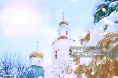 정교회 의 상부에 푸른 하늘과 눈 덮인 전나무 가지의 배경에 크리스마스 배경 복사 공간을 0명에 대한 스톡 사진 및 기타 이미지 Istock