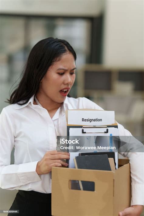 사임 개념입니다 사무실에서 소지품 상자를 들고 있는 해고된 직원 경영자에 대한 스톡 사진 및 기타 이미지 경영자 계약서 공사중 표지판 Istock