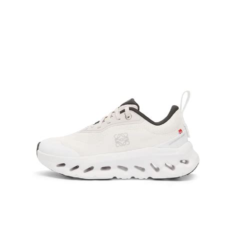 로에베 X 온 러닝 클라우드틸트 2 0 우먼스 샌드 화이트 L929282x17 2167 On Running 슈프라이즈