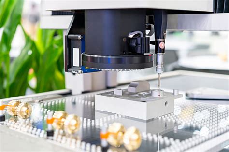 제조 공정의 품질 관리를 위한 제품 검사 치수 모양 등 에서 비주얼 카메라 민감 프로브 센서가 있는 첨단 정밀 비디오 측정 기 기계류에 대한 스톡 사진 및 기타 이미지