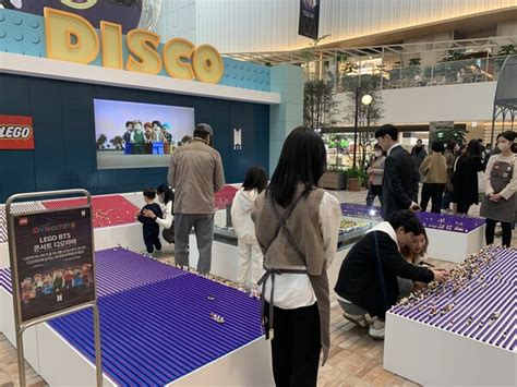 기자의 발 레고로 만든 Bts 다이너마이트 팝업스토어