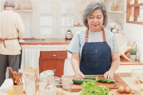 집에서 부엌에서 야채를 준비하는 성숙한 남자와 여자 연금의 초상화 즐거운 아시아 시니어 부부는 함께 건강한 음식을 요리하는 재미 노인 생활 방식 2명에 대한 스톡 사진 및