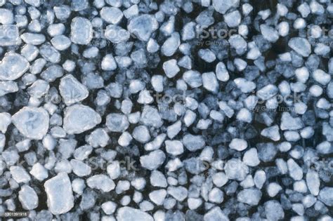 깨진 흰색 얼음과 짙은 푸른 물의 추상적 질감 무인 항공기에서 얼음의 보기 깨끗한 호수 또는 강의 얼어붙은 표면의 배경 0명에 대한 스톡 사진 및 기타 이미지 Istock