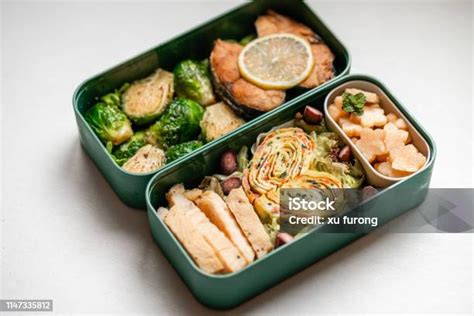 밥 조 림 야채 라즈베리 쇠고기 새우 흰색 바탕에 건강 한 균형 도시락 상자 평면도 사무실 개념에 대 한 가정 음식 도시락에 대한 스톡 사진 및 기타 이미지 Istock