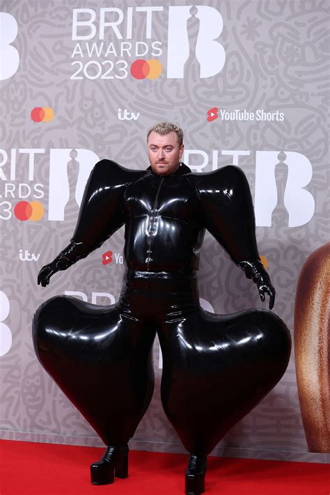 Sam Smith impacta con traje negro de látex inflable en Brit Awards 2023