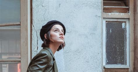 건물 옆 난간에 기대어 있는 여자 사진 Unsplash의 스타일 소녀 이미지