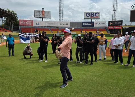 Stanley Javier Recibe Homenaje En Apertura De Liga Universitaria De