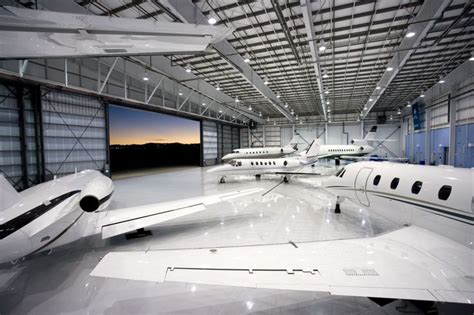 Epoxyvloer Als Showroomvloer Luxury Garage Private Jet Hanger House