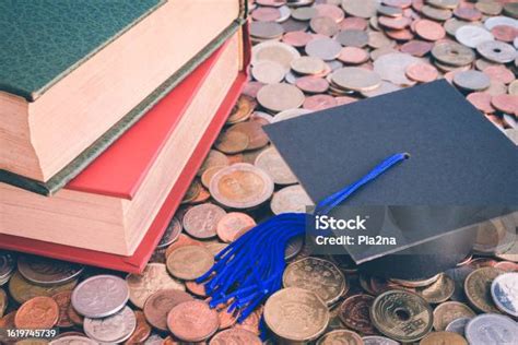 졸업 모자와 많은 동전 배경에 책 교육 장학금 학자금 부채 개념을 위한 저축 도서관에 대한 스톡 사진 및 기타 이미지 도서관 예산 0명 Istock