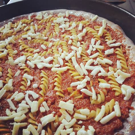 Dvctsr 3h 정성껏 직접 만든 토마토 미트소스를 깔고 1차로 푸실리 토핑 유럽여행때 먹었던 라자냐가 생각난다며 피자냐를 자주 시켜주시는 고객님꺼♡ 늘 맛있게