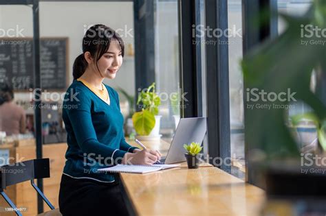 아시아 여성들은 책상에서 노트북 컴퓨터 및 호랑이 가죽으로 작업합니다 중소 기업 소유자 직원 온라인 프리랜서 중소기업 마케팅 전자 상거래 금융 사무실 마케팅 아이디어 일본